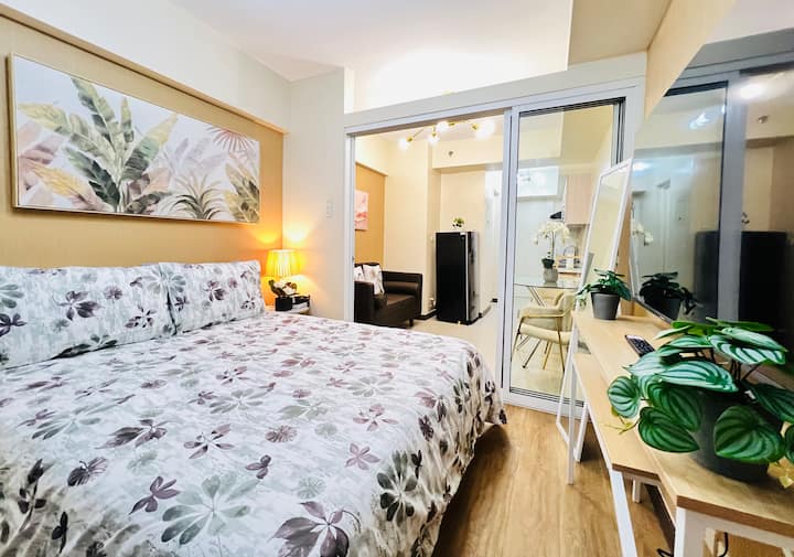 Cozy Nest- 1br W/balcony+netflix @Tomas Morato - Quezon City
