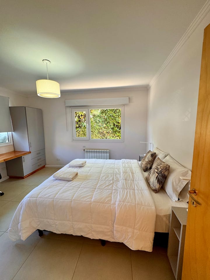 Moderno Departamento Pb Amplio En Casa Con Jardin - San Carlos de Bariloche