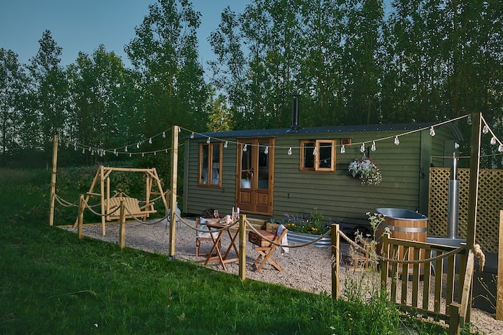 Luxury Shepherd's Hut Near York With Hot Tub - United Kingdom