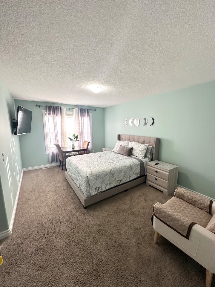 Classy Luxury Entire Home - Fort McMurray