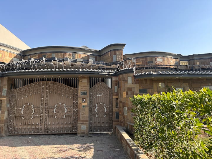 Beautiful Bungalow In Karachi. Gulshan E Hadeed - Karachi