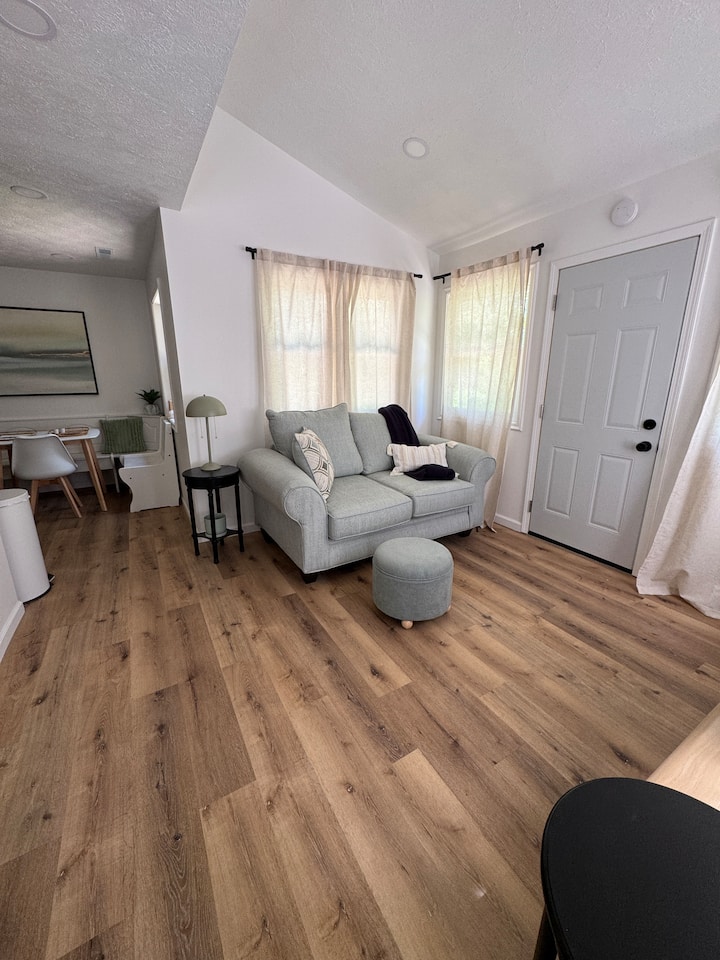 Cozy Loft | 2 Kings | Near Notre Dame + Parking - South Bend, IN
