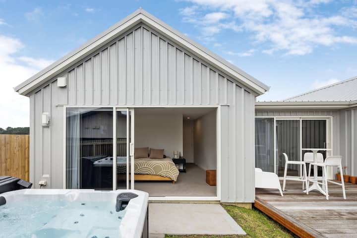 Spa Pool | Coastal Escape - Raglan
