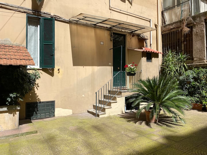 Peaceful Apartment Near Colosseum - 