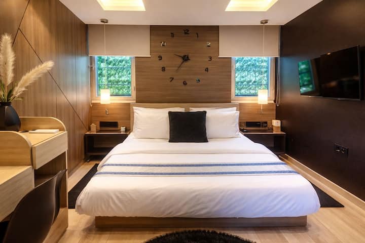 Valencia Room • Pool • La Villa Rossa - Abidjan