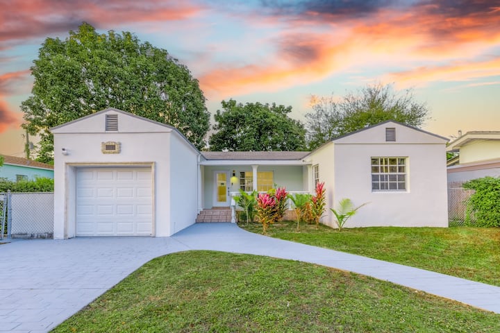 10 Ppl | Top Area | Jacuzzi | Bbq | Games |Parking - Coral Gables, FL