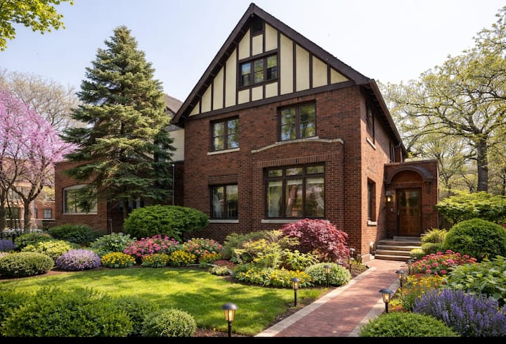 Amazing Historic Campus Mansion! - Chicago