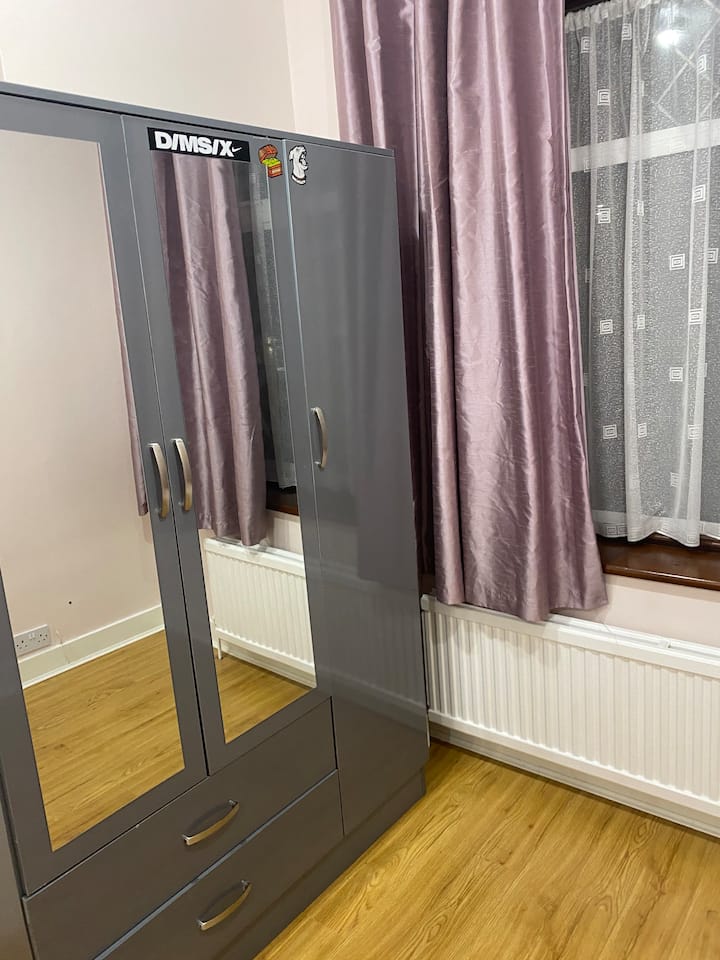 Double Room For Female Only. Modern And Peaceful - エッジウェア