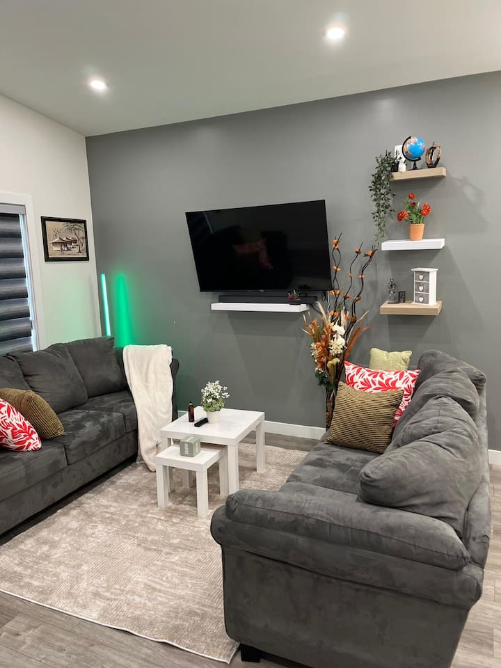 Upper Suite Haven- Near Airport - Winnipeg