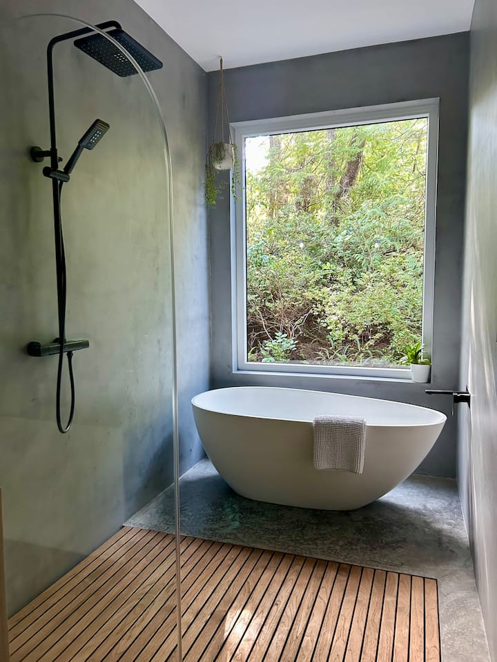 White Haus2 - Private Rainforest Suite | Big Beach - Ucluelet