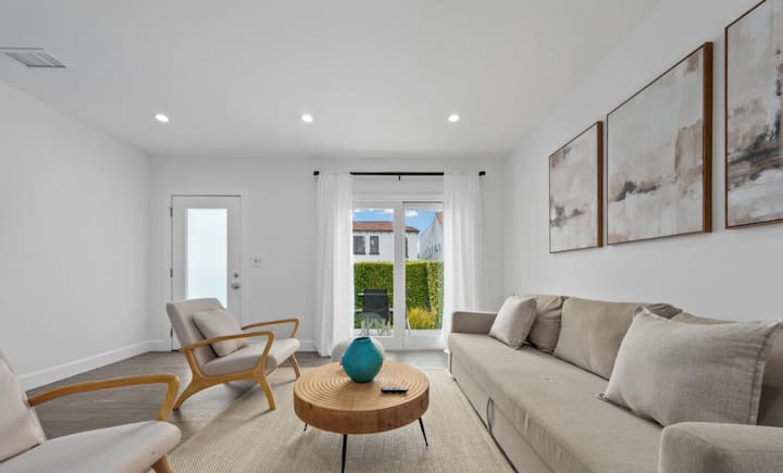 Location!  Hollywood Proximity, Larchmont Privacy. - Los Angeles, CA