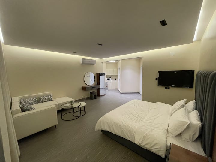 استديو واسع بجلسة جانبيه - Riad