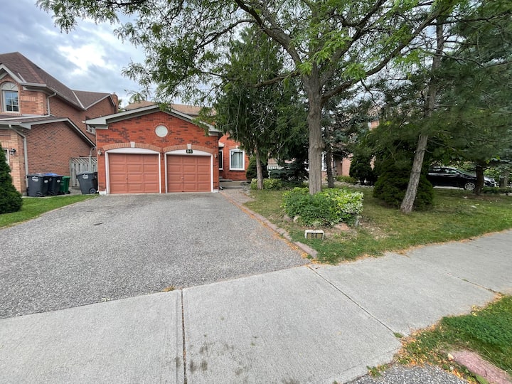 Peaceful Home In Brampton - Brampton