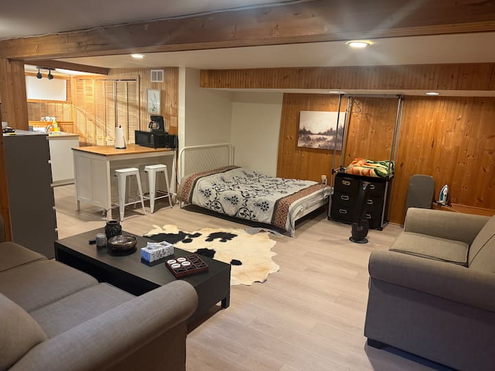 Cozy Studio Retreat In Aurora - Aurora