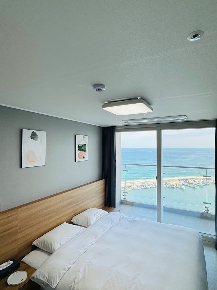 #뷰 맛집 
18층 
고층 쓰리스위트룸.
정면 오션뷰
#더강릉오션스테이
#6인 최대8인숙소 - Gangneung-si