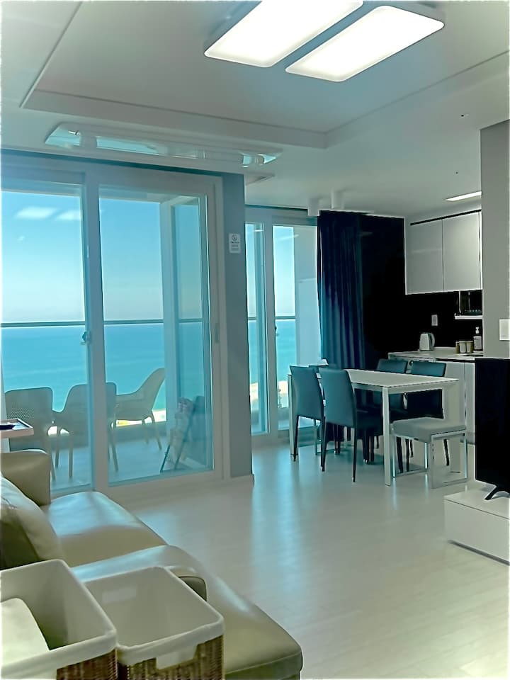 #뷰 맛집 
18층 
고층 쓰리스위트룸.
정면 오션뷰
#더강릉오션스테이
#6인 최대8인숙소 - Gangneung-si