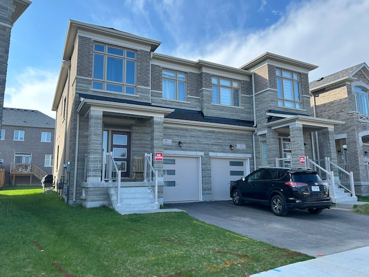 Brand New Bright 3 Bedroom House - Burlington
