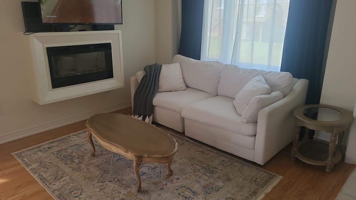 Brand New Bright 3 Bedroom House - Burlington