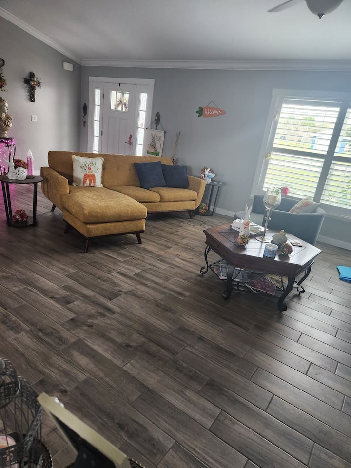 Welcome To A Beautiful Home. - Sebring
