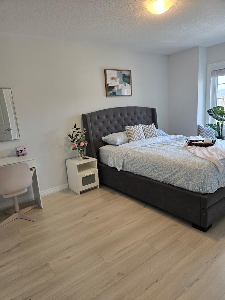 Private Cozy Master Bedroom, Queen Bed, Big Window - Milton
