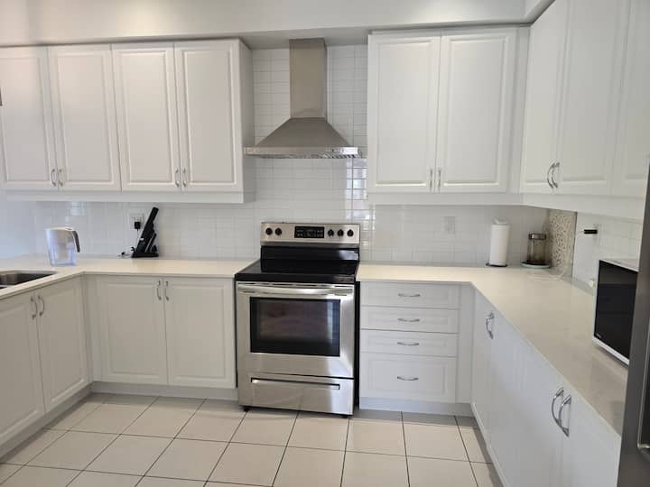 Private Cozy Master Bedroom, Queen Bed, Big Window - Milton