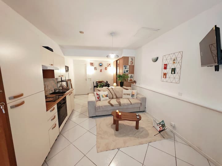 Studio ~ La Grotte Bohème - Adé