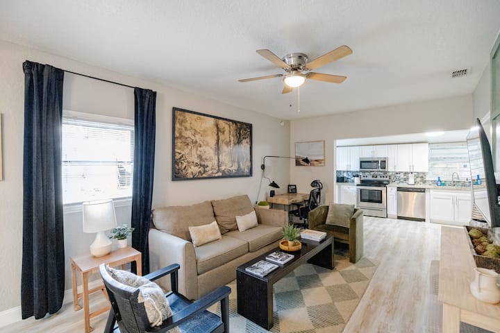 Entire 2br Bungalow: Sleeps 6, 3 Min To Zoo Tampa - Tampa, FL