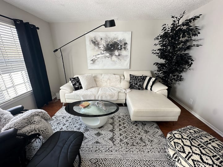 *Cozy•comfy•stylish•getaway*/with Hot Tub - Olathe, KS