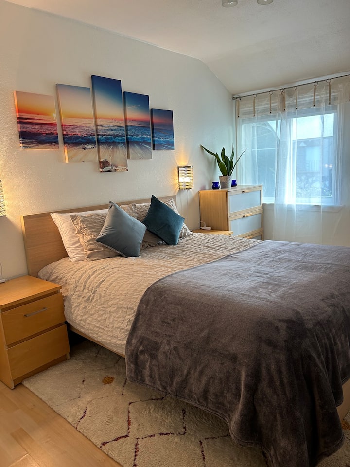 Relax In Stylish Comfort; Walk To Shops & Transit - El Cerrito, CA
