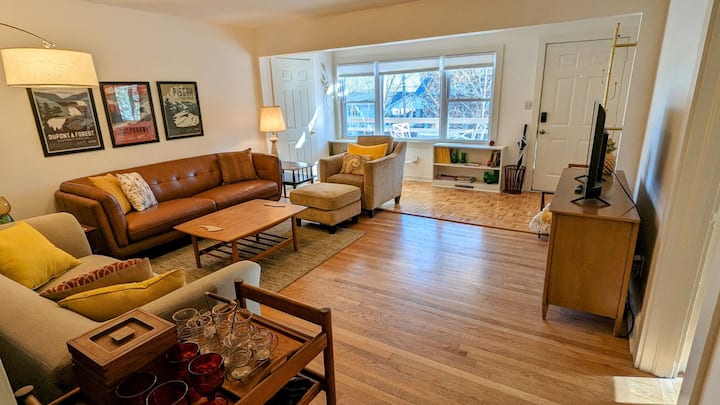 Spacious Downtownduplex
Walk To Mainst
No Pet Fee! - Hendersonville, NC