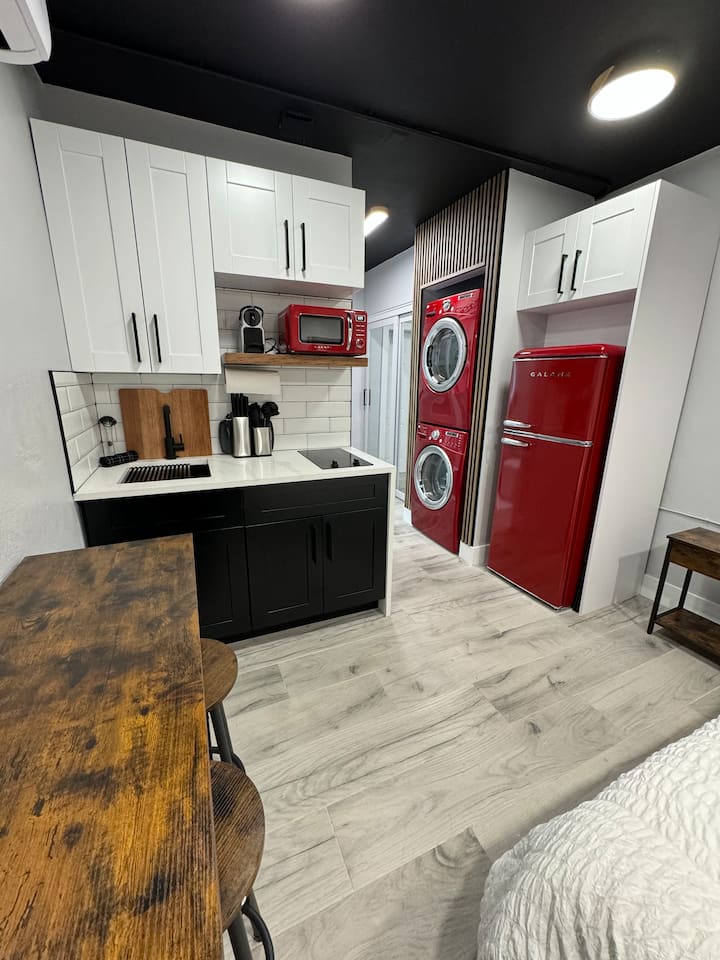 El Cube - Modern, Retro Escape - Margate, FL