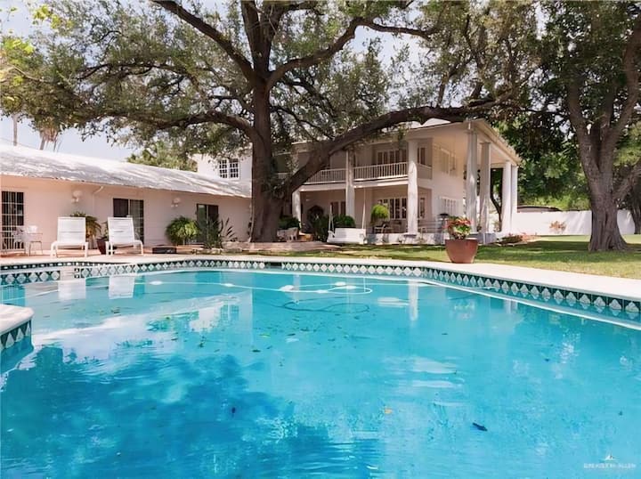 Historic Event Venue Pool 1.5 Ac Gated Sleep 16 - Pharr, TX