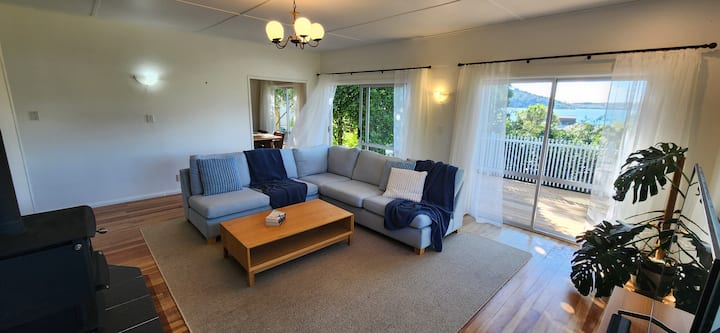 Raglan Escape/ 4 Br, View, Deck & Native Bush - Raglan