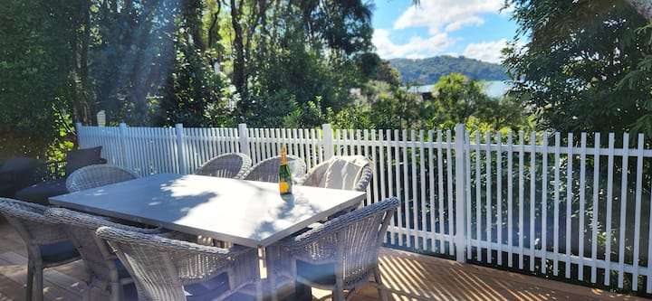 Raglan Escape/ 4 Br, View, Deck & Native Bush - Raglan