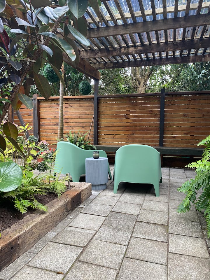 Newmarket 
Courtyard Apt
Free Parking
1q, 1skor2s - Auckland