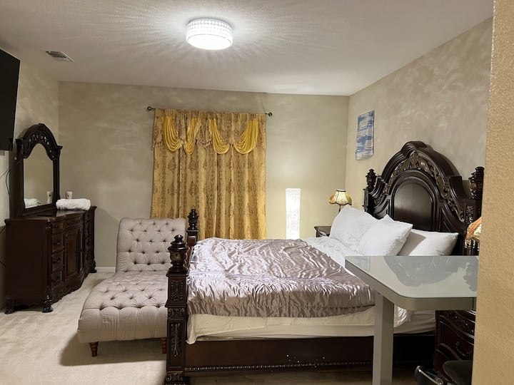 Luxury Master Bedroom In Antioch - Pittsburg, CA