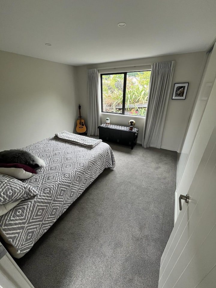 Queen Bed, Peninsula Bay, Wanaka - Wanaka