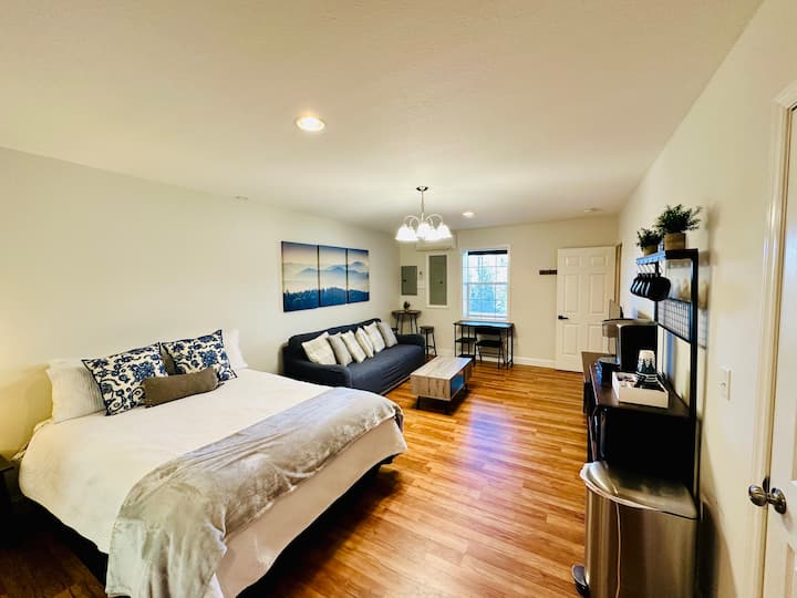 Mountain Views: Weaverville Basement Guest Suite - Weaverville, NC