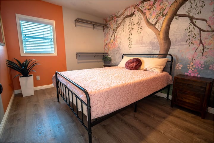 King Sizebed: Urban Gem - San Bernardino, CA