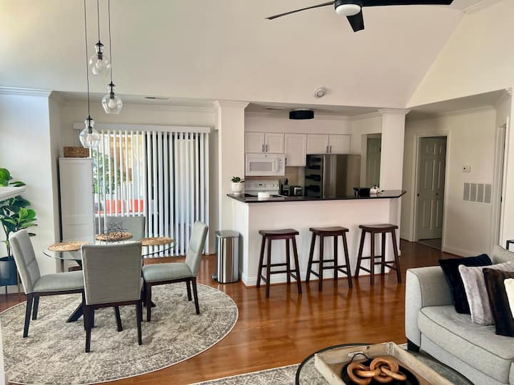 Cozy~ Vaulted Ceilings~ Midtown~ Elizabeth Condo - North Carolina