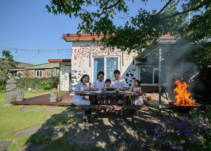 Private Garden, Cinema Stone House - Jeju-si