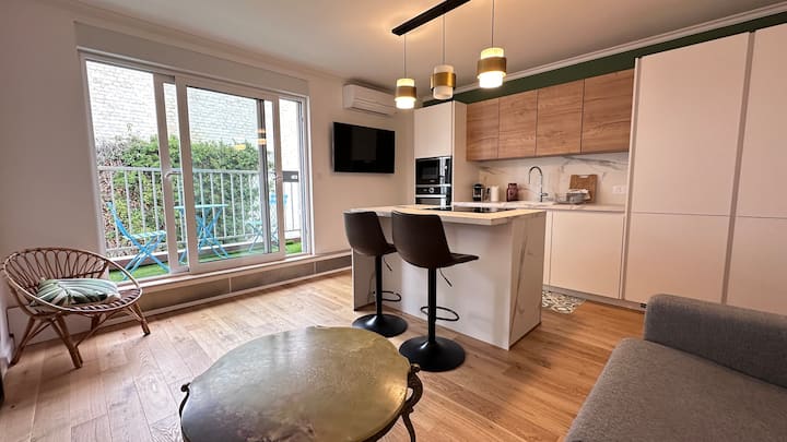 One Room & Balcony Flat / Tour Eiffel - Paris