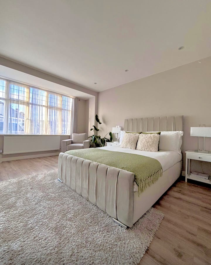 Luxury Two Bedroom Garden Flat - Botany Bay - London