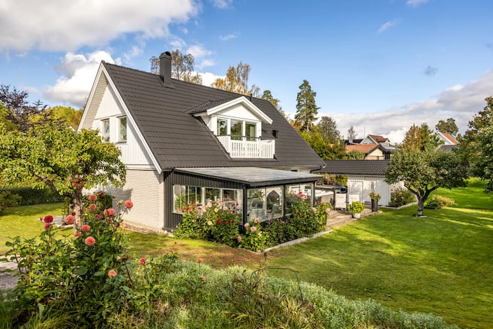 Mysig Villa Med Bubbelpool! - Sollentuna