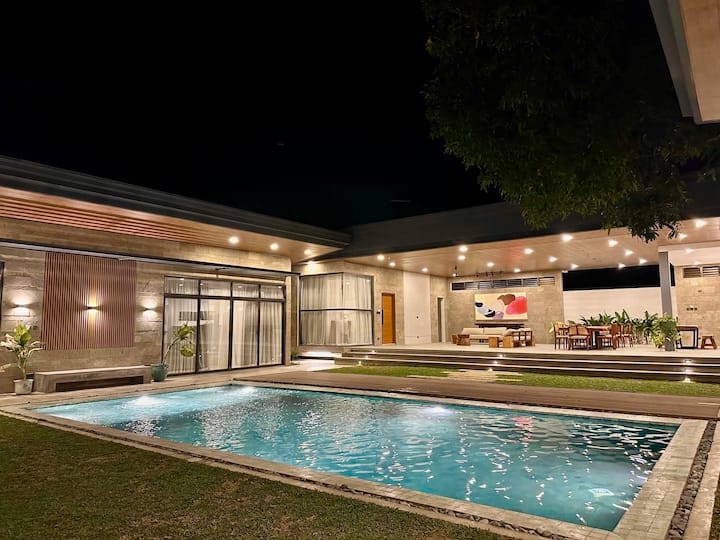 Bale Miguel · Luxe Tropical Villa W/ Pickleball - Angeles