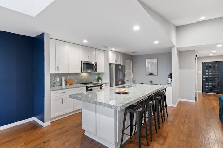 Dallas Retreat: Modern Amenities - Carrollton, TX
