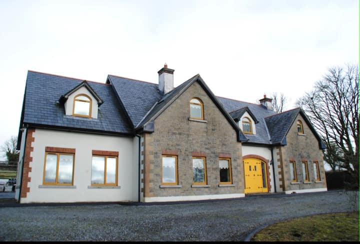 Tranquil Haven: 
 6 Bed Mansion - Roscommon