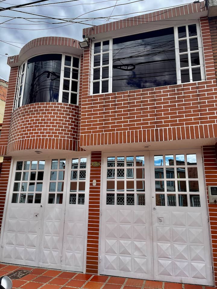 Hermosa Casa Con Gran Ubicación - Bogotá
