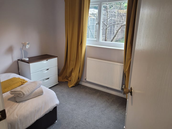 Cosy 1 Bed With Parking, Garden. Lgw 5 Minutes - Crawley