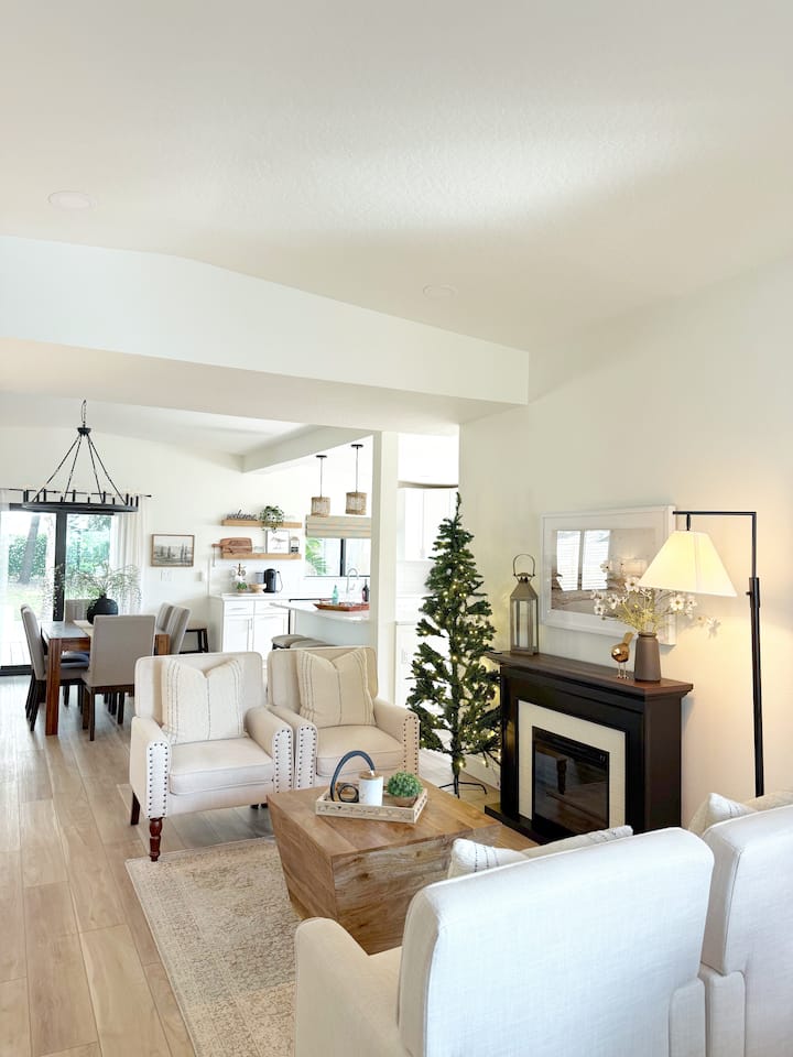 2 Br Luxury Oasis 1 Block From Beach & Downtown - Cocoa Beach, FL